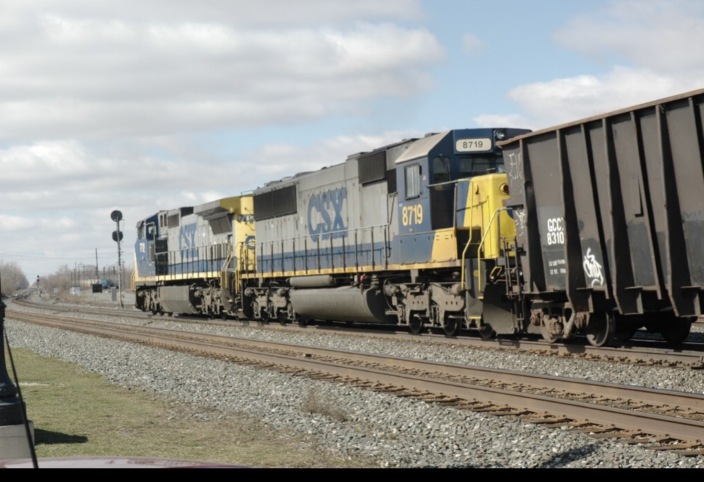 CSX 8719, West on CSX